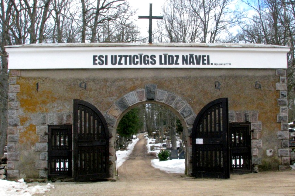 Alūksnes Lielie kapi Alūksnes ezera krastā - VisitAluksne